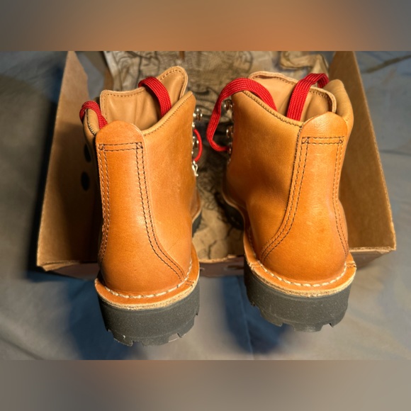 Danner | Shoes | Nib Reese Witherspoons Danner Mountain Light Cascade ...